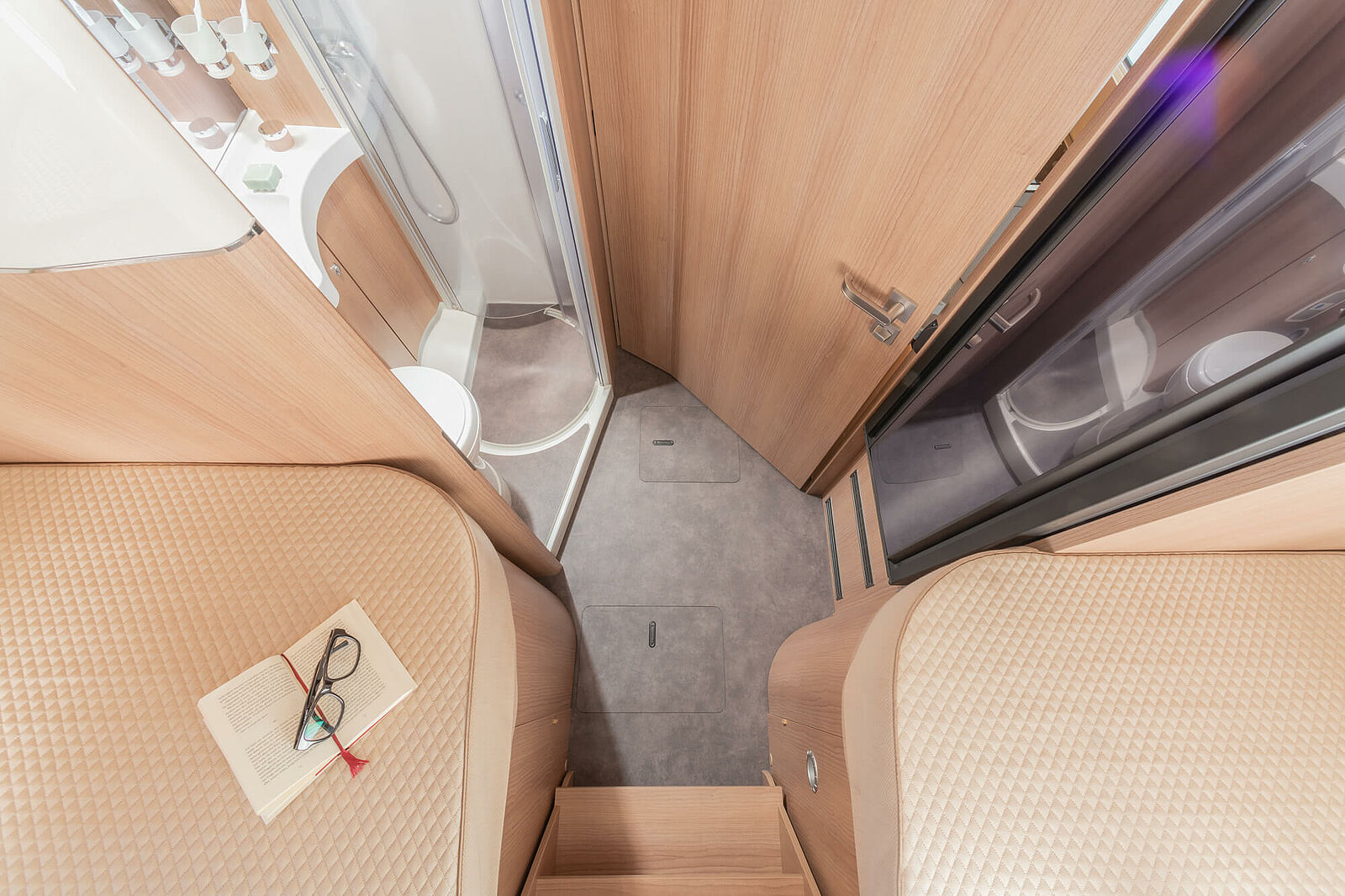 csm_wohnmobil-interieur-teilintegriert-t430le-umkleidezimmer_7b498aee5b ...